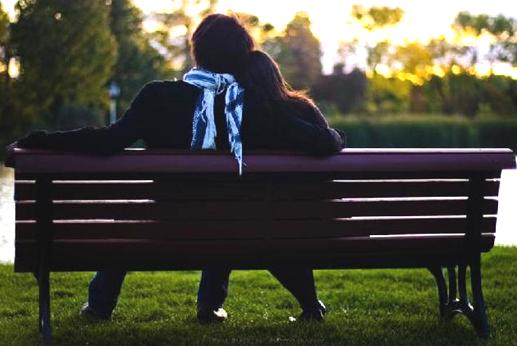 hug on the bench (in Clipart)